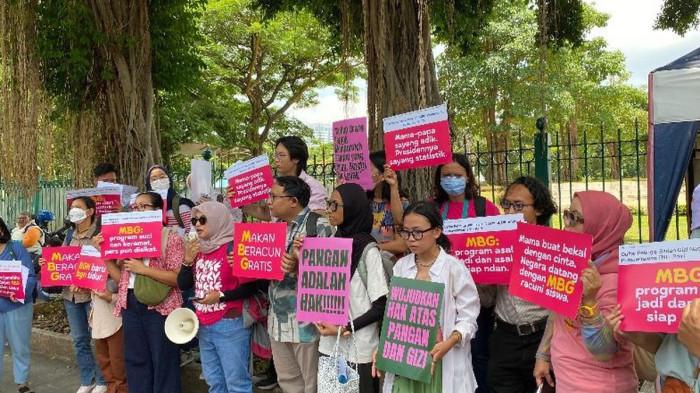 Emak-emak Mulai Aksi Protes MBG: Anak-anak Kita Kelinci Percobaan ...