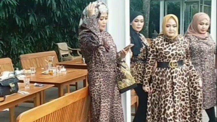 Heboh Grup Arisan Ibu-ibu Sosialita, Pakai Busana Serba Macan dan Uang ...