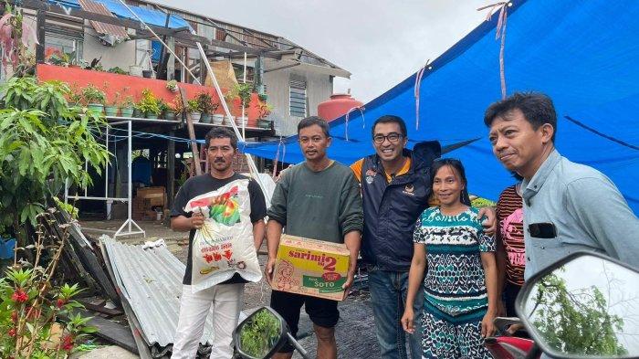 Tinjau Kelurahan Terdampak Bencana, Mario David Salurkan Bantuan ...