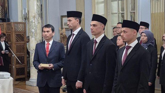 Ternyata Begini Cara Tiga Pemain Naturalisasi Resmi Jadi WNI - Tribun ...