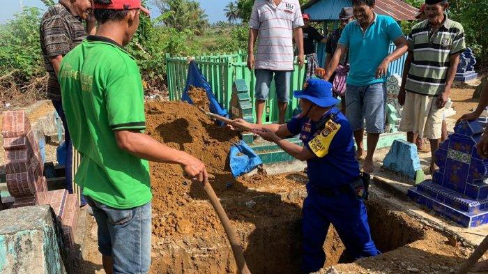 Bantu Pemakaman AKP Tambong, Personel Polair Pangkep Ikut Gali Kubur ...