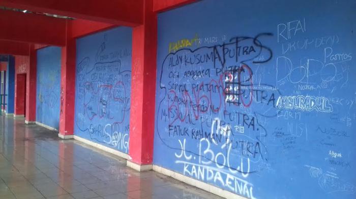 Botol Miras dan Kotoran Hewan Berserakan di Stadion Andi Mappe Pangkep ...