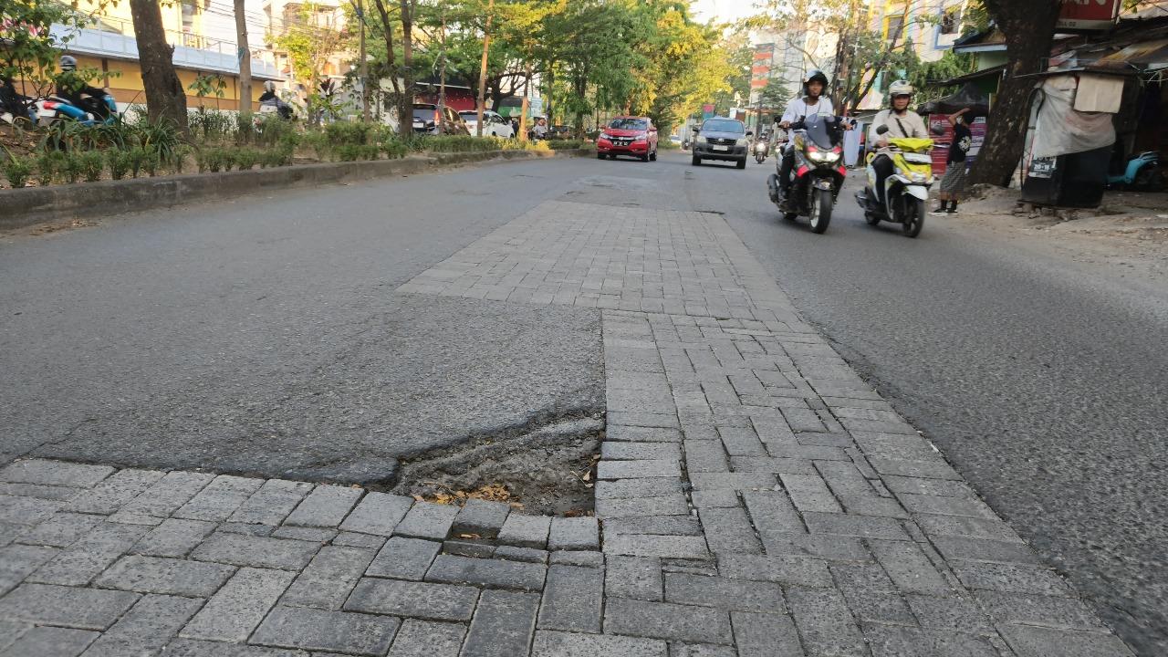 Kerusakan Jalan Hertasning-Aroepala Bahaya - Tribun-timur.com
