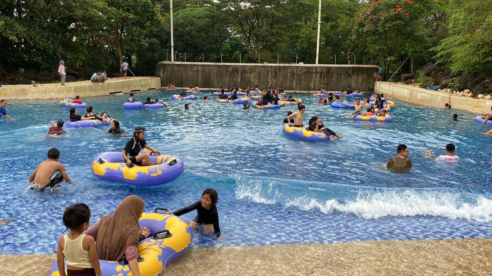 Bugis Waterpark Ramai Pengunjung di Momen Libur Lebaran - Tribun-timur.com