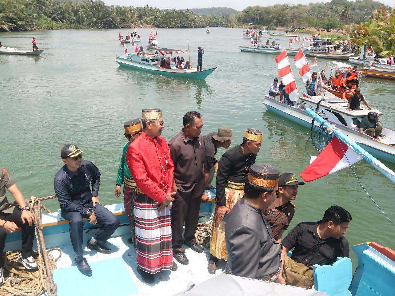 Warga Desa Bua dan Sanjai Pesta Adat Ma'rimpa Salo, Pj Bupati Sinjai ...