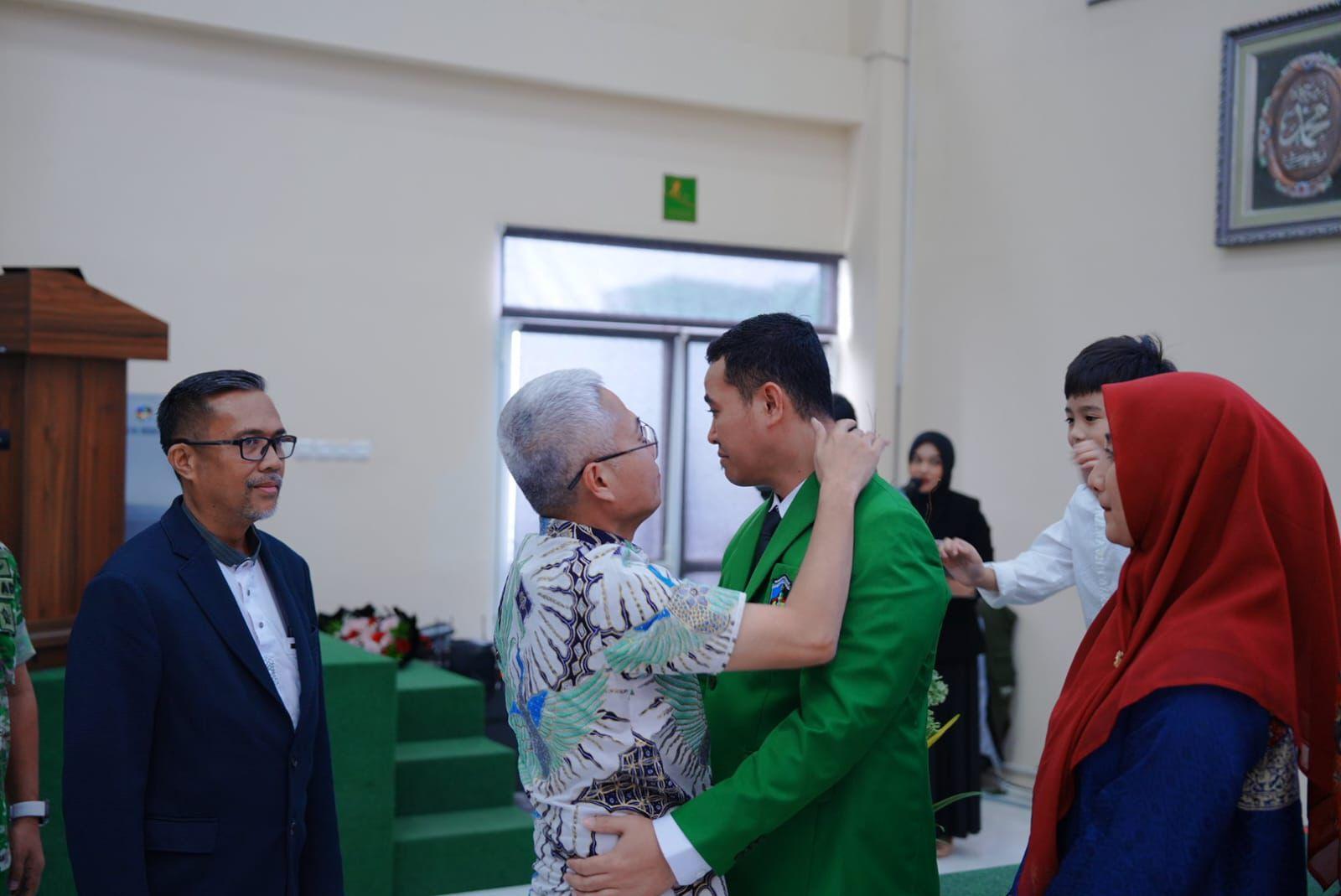 Berurai Air Mata Peluk Adnan Muis RMS, Yusran Lalogau Raih Doktor ...