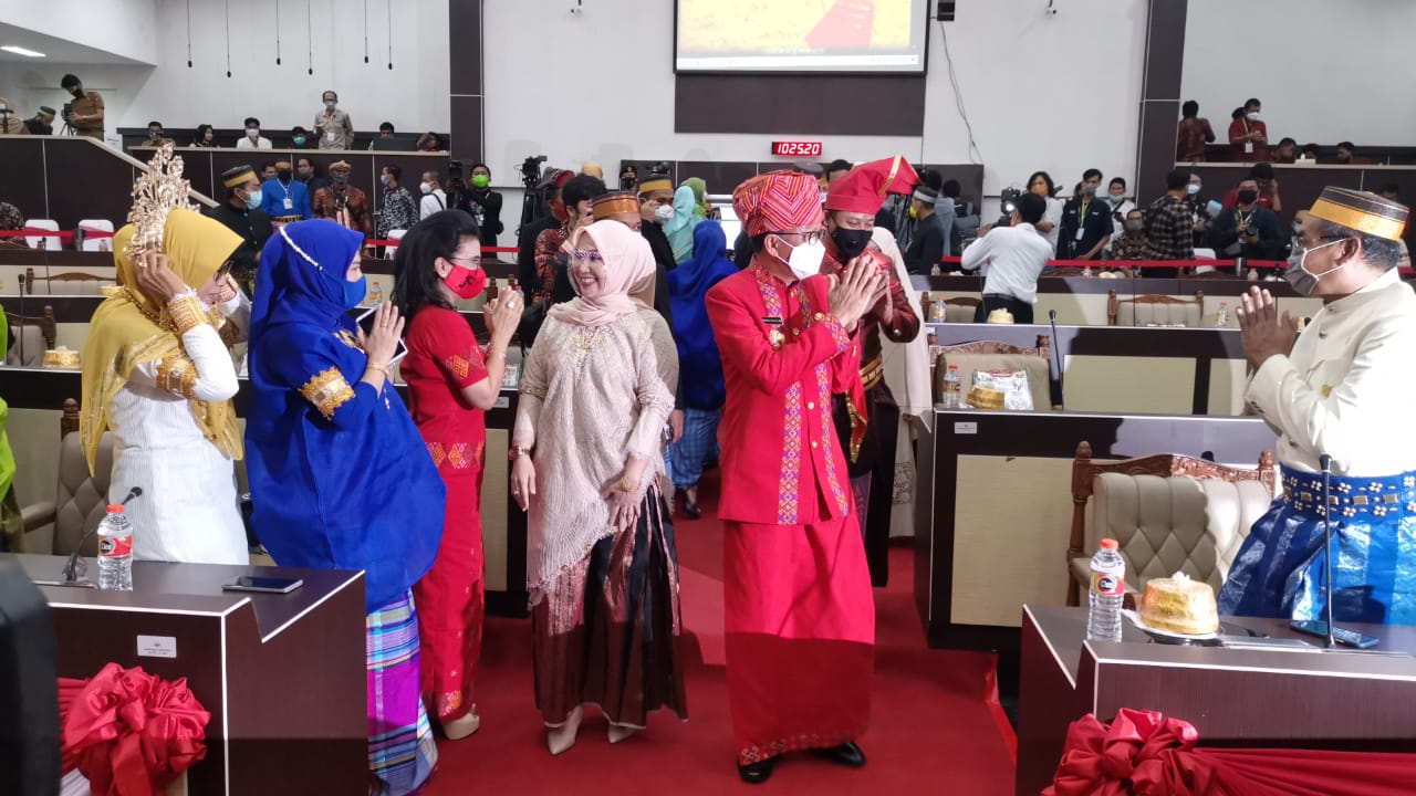 Mengenal Seppa Tallung dan Passapu Randanan, Pakaian Adat Suku Toraja ...