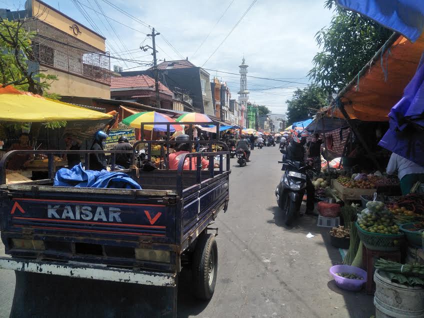 Pasar Terong Masih Ramai, Jaga Jarak Masih Sulit Diterapkan - Tribun ...