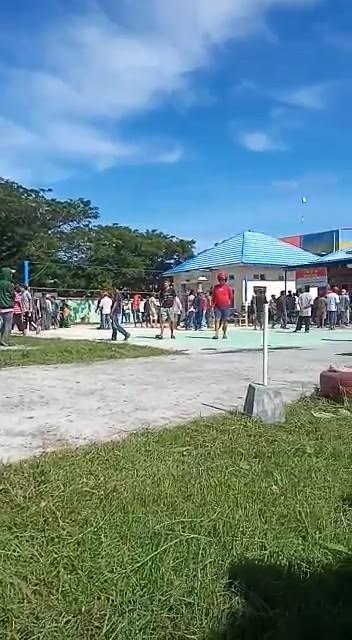 Bawa Parang, Ratusan Warga Geruduk Kantor Desa Lapeo Polman - Tribun ...