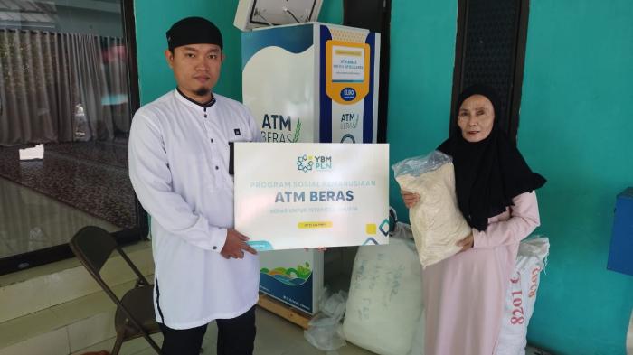 YBM PLN UIP3B Sulawesi Bagikan 300 Liter Beras untuk Dhuafa Lewat ATM Beras - Tribun-timur.com
