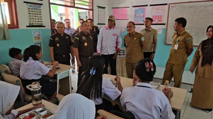 Bupati Bolmong Yusra Alhabsyi Monitoring Program MBG di SMPN 1 Lolak ...