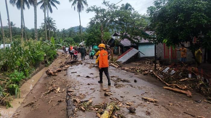 Bupati Bolmong Yusra Alhabsyi Tinjau Warga Terdampak Banjir di ...