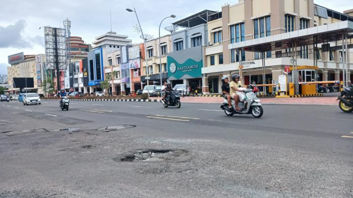 Jalan Pierre Tendean Manado Mulai Rusak, Warga Minta Segera Diperbaiki ...