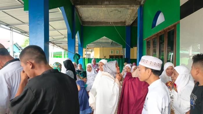 Khusyuk dan Penuh Haru, Jamaah Masjid At-Taqwa Paniki Atas Minut ...