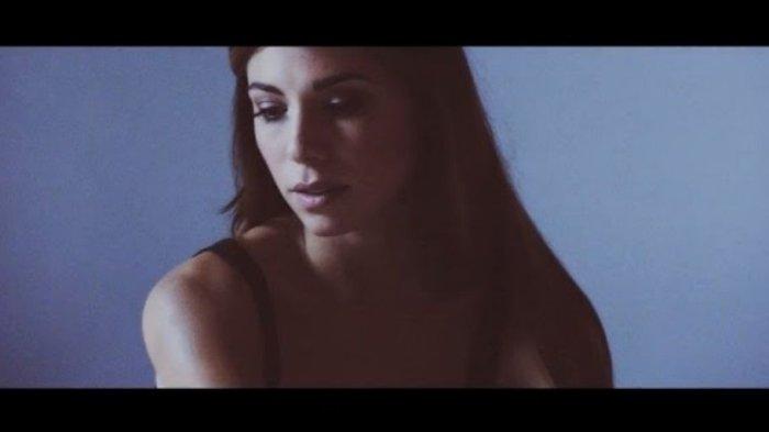 Lirik Lagu Backwards - Christina Perri, Lengkap dengan Terjemahan ...