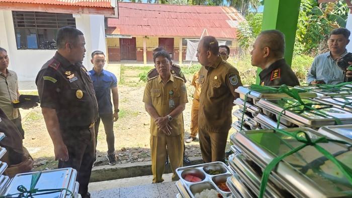 Bupati Bolmong Yusra Alhabsyi Monitoring Program MBG di SMPN 1 Lolak ...