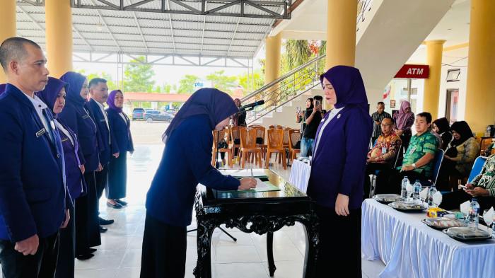 Kalsum Alhabsyi Kukuhkan 15 Ketua Tim Pembina Posyandu Kecamatan se ...