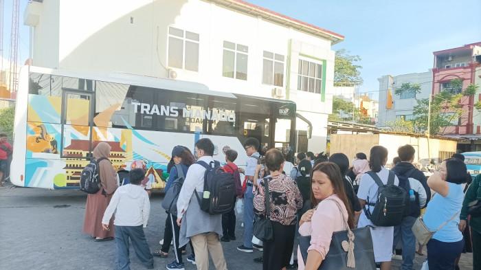 Ratusan Orang Antre Naik Bus Trans Manado Tiap Sore Hingga Malam ...