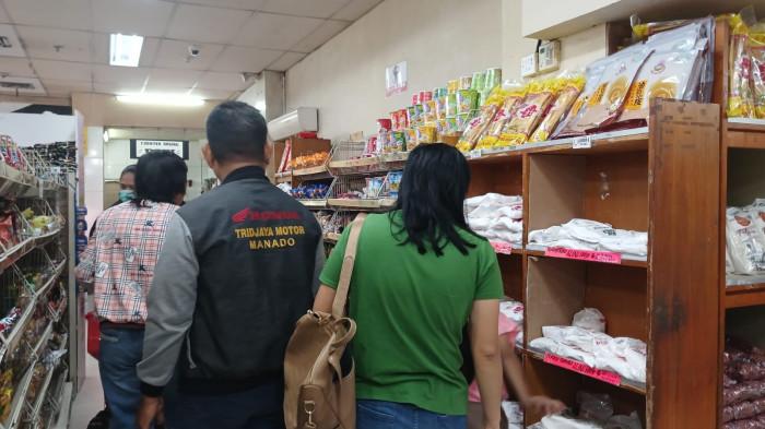 Pasar Swalayan di Manado Masih Ramai H-1 Natal, Pengunjung Tambah ...