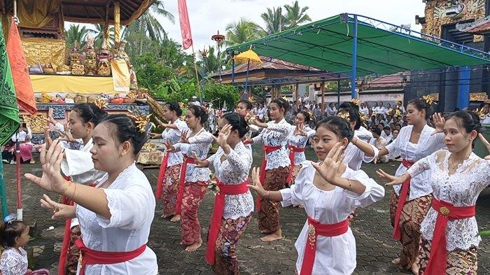 5 Tarian Sakral Meriahkan Perayaan Galungan di Werdi Agung Bolmong ...