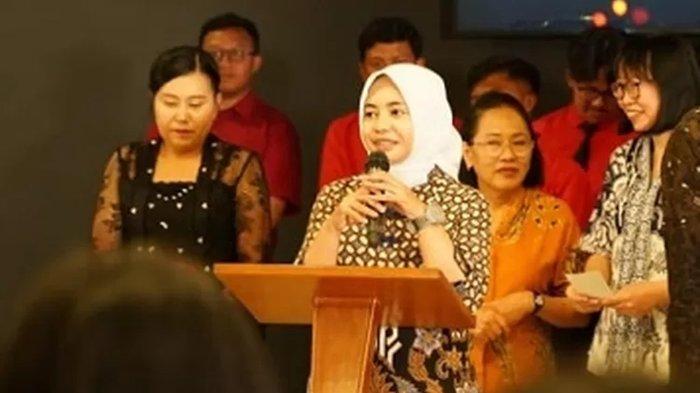 Mengenal Wiwin Dwi Jayanti, Guru Muslimah yang Mengajar di SMA Kristen ...