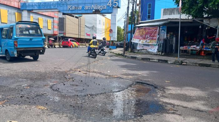 Jalan Rusak di Sekitar Pasar 45 Manado Dikeluhkan Pengendara, Tertutup ...