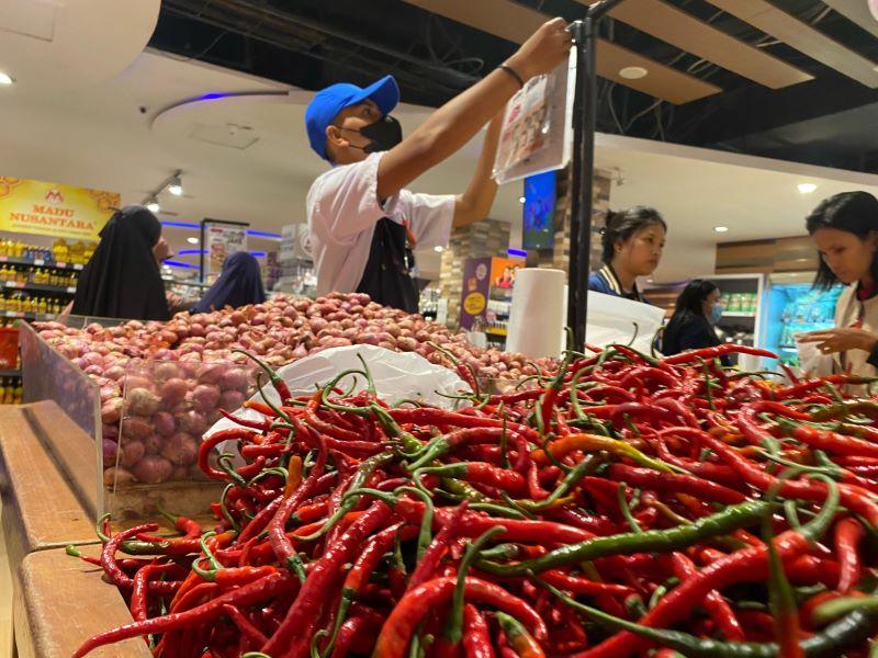 Harga Bahan Pokok di Pasar Swalayan Manado, Cabai Rawit Tembus Rp 108 ...