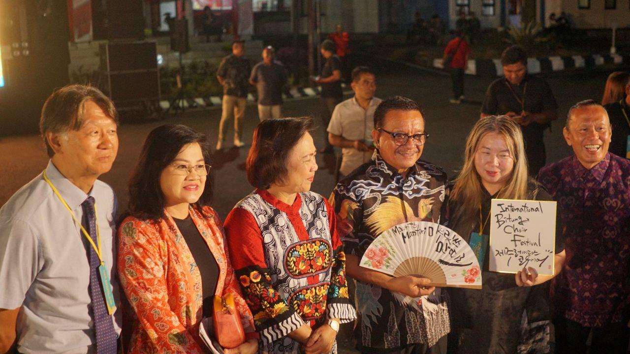 Wali Kota Bitung Maurits Mantiri Dapat Cenderamata dari Korea Selatan ...