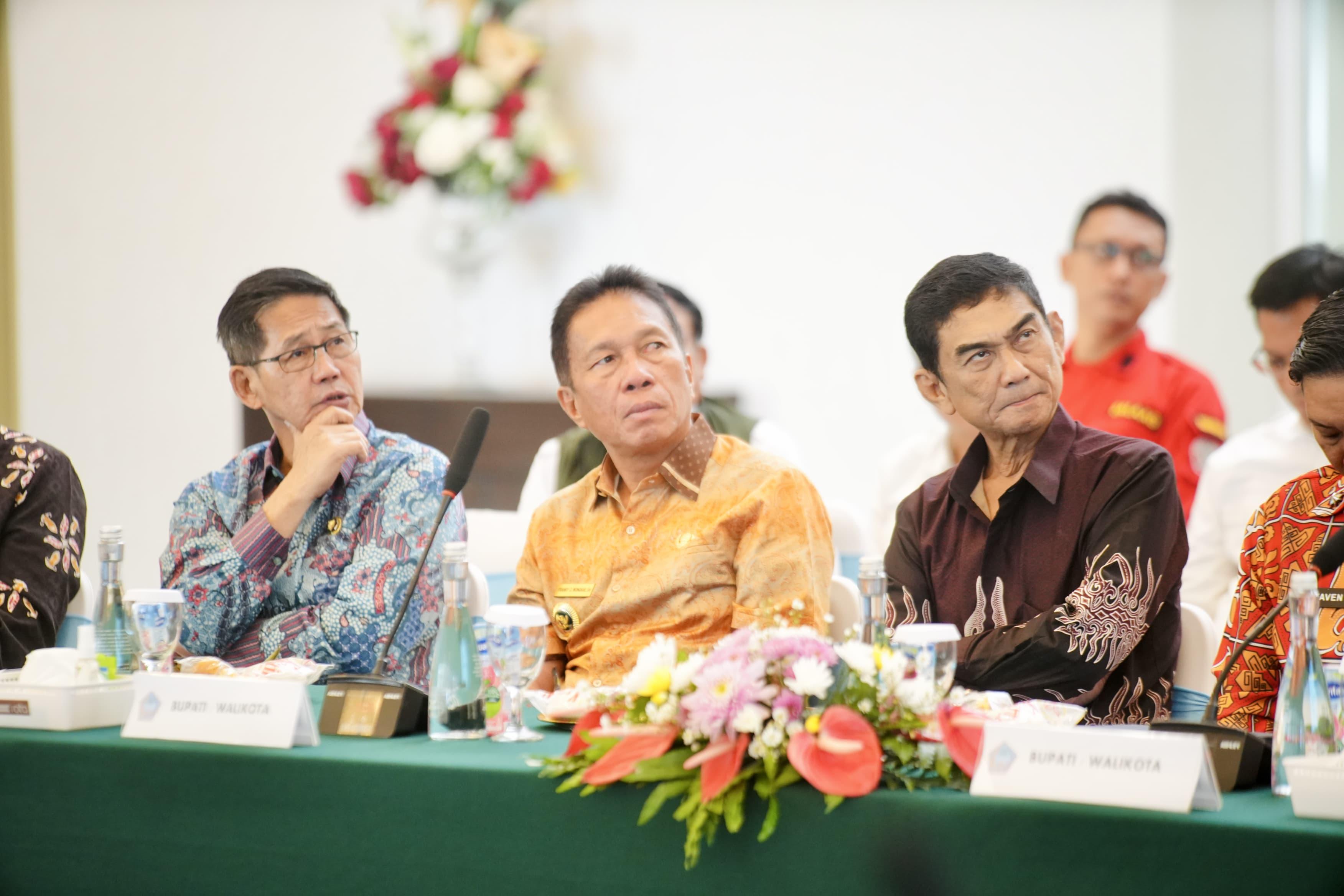Wali Kota Bitung Hengky Honandar Hadiri Rakor Karhutla di Manado ...