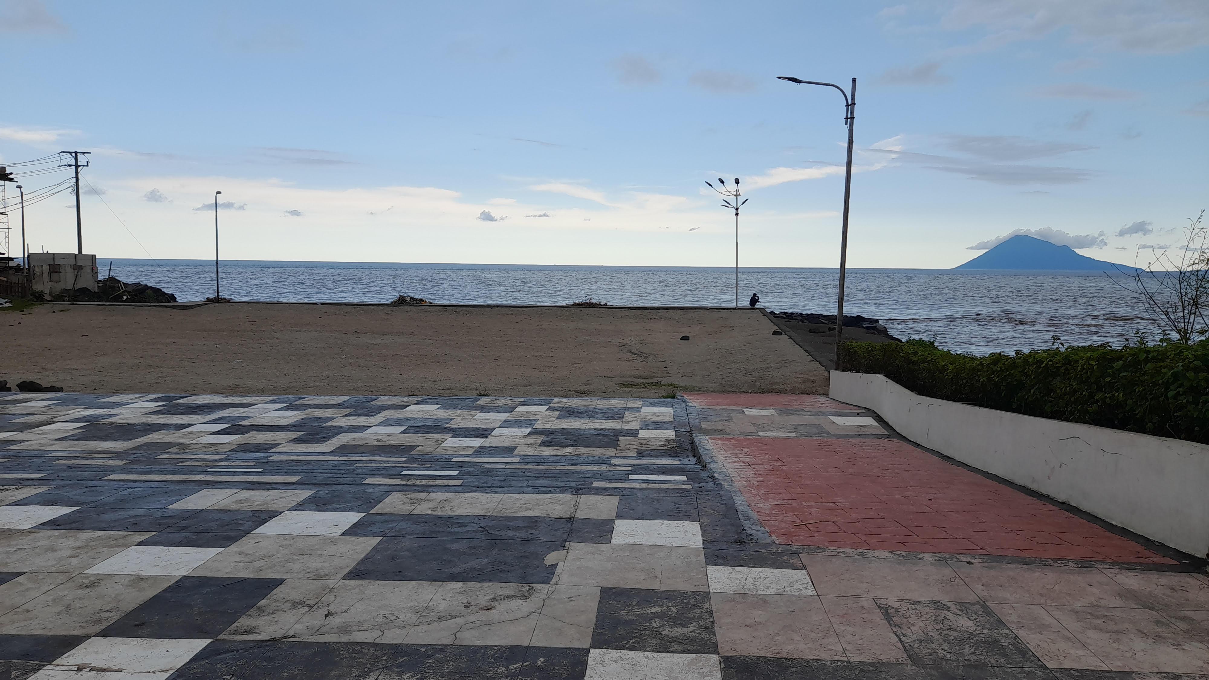 Pantai Pasir Putih di Tengah Dua Pusat Belanja Manado, RTNH Jembatan ...