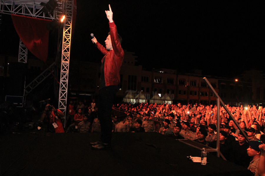 FOTO-FOTO AKSI SPEKTAKULER: Aksi Shane Filan di Christmas Concert Bikin ...