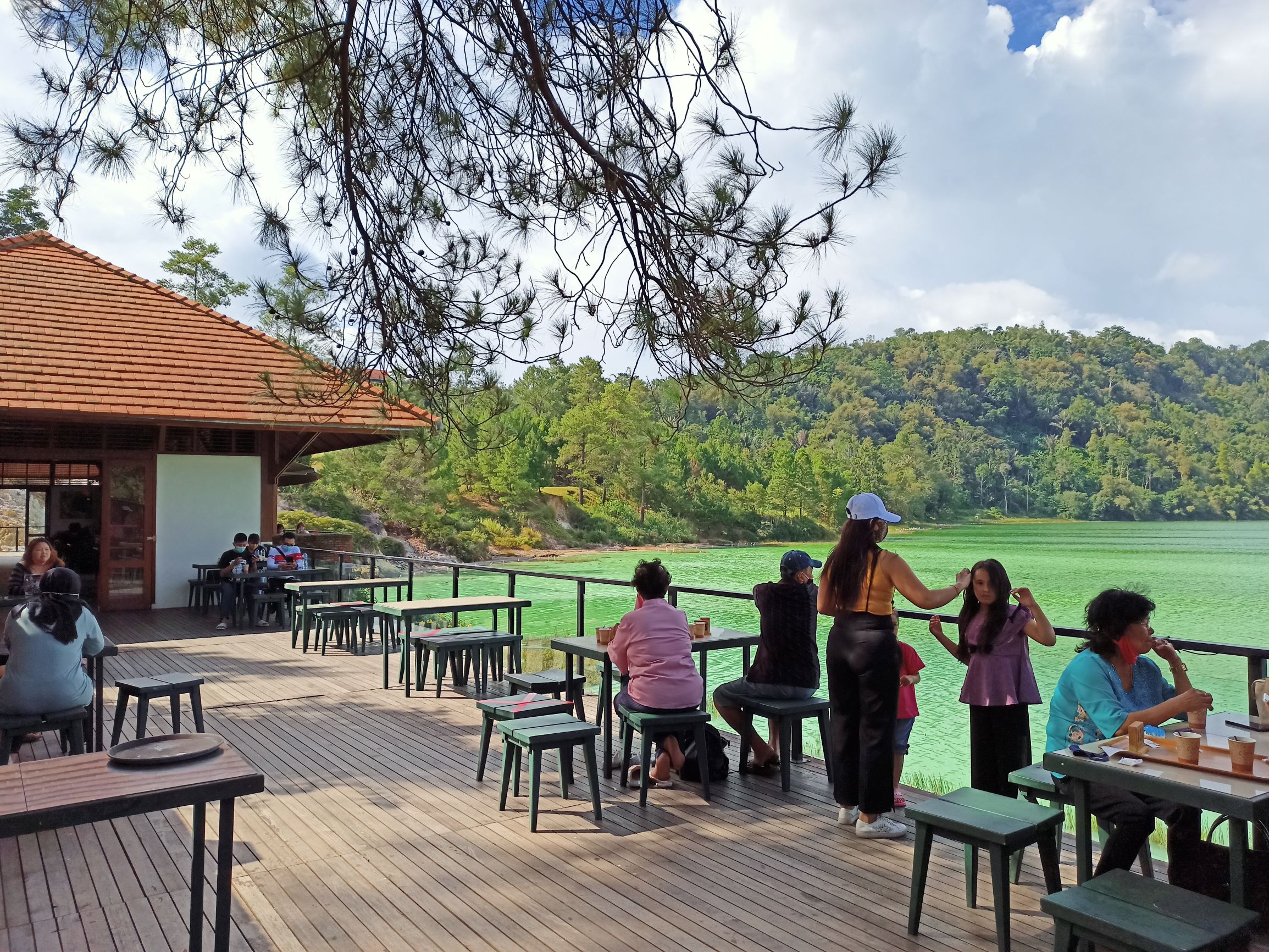 Mengenal Danau Linow, Tempat Wisata di Tomohon Sulawesi Utara ...