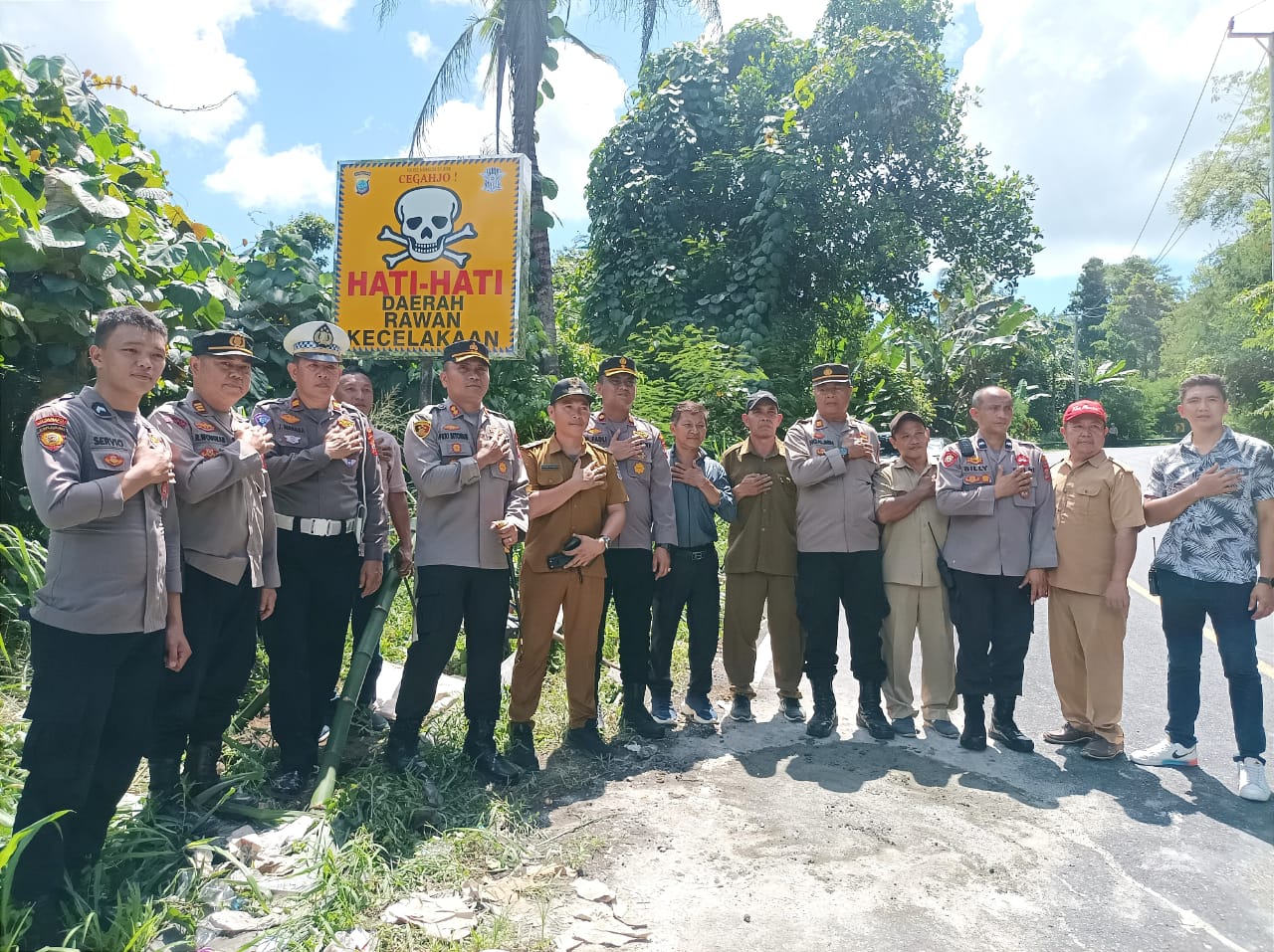 Polres Minsel Pasang Plang Tanda Bahaya, Cegah Kecelakaan di Lokasi ...