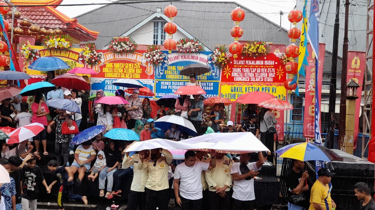 Hujan Turun, Warga Manado Sulawesi Utara Nekat Basah-basahan Demi ...