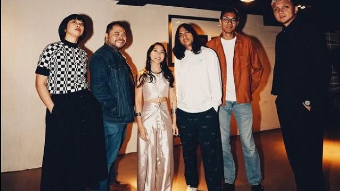 Lirik Lagu Terbuang dalam Waktu Barasuara Menjadi Lagu Populer Indonesia dan OST Film ...