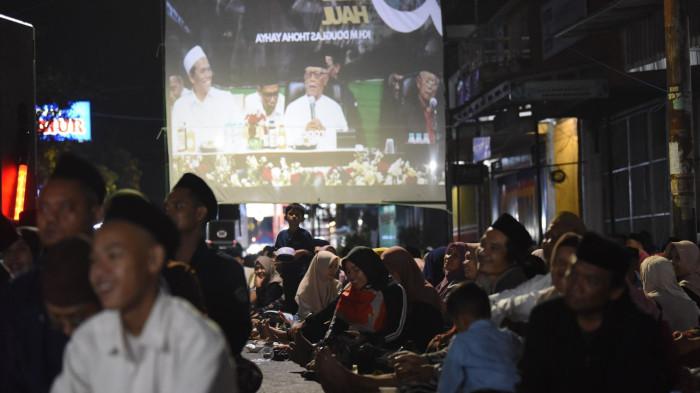 Ribuan Jamaah Padati Haul Pertama Gus Lik di Ponpes Jamsaren Kota ...
