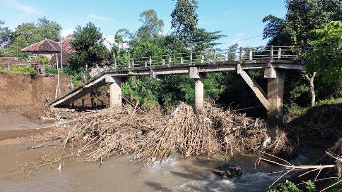 Gara-gara Sampah Rumpun Bambu, Jembatan Desa Suwaru Tulungagung Ambruk - Tribunmataraman.com