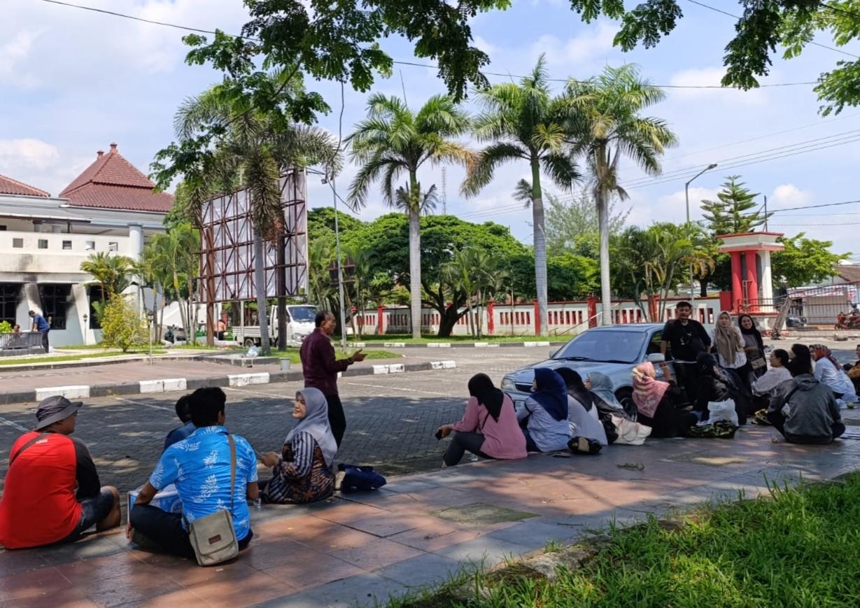 Imbas Demo Rusuh, ASN Pemkab Blitar Kenakan Pakaian Bebas Rapi Selama Sepekan - Tribunmataraman.com