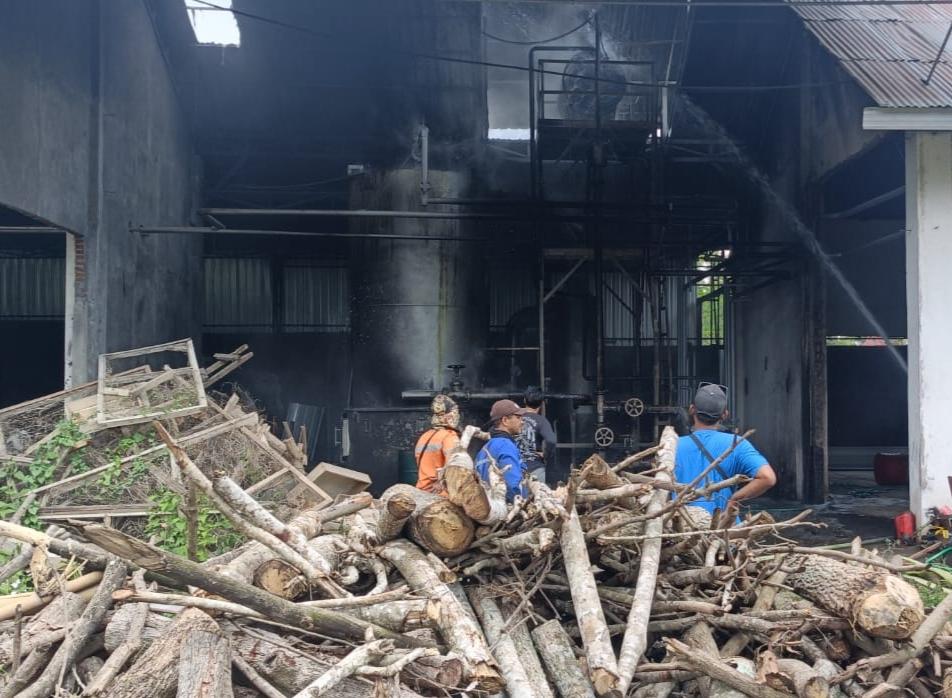 Mesin Boiler Terbakar, Pabrik Triplek Baru Beroperasi di Blitar Nyaris Ludes - Tribunmataraman.com