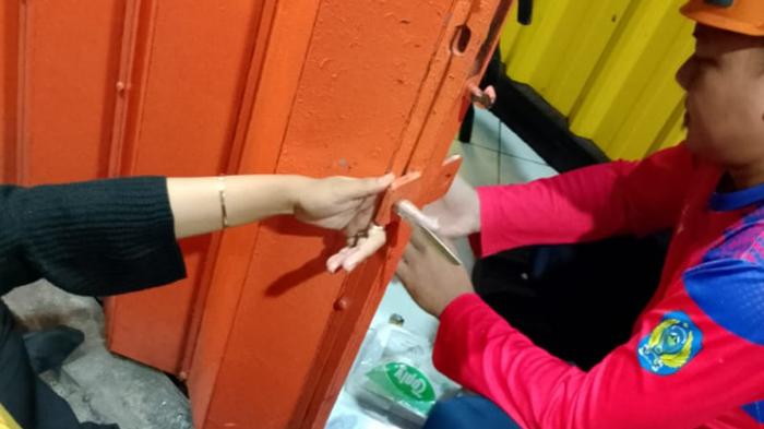 Damkar Nganjuk Selamatkan Pegawai Kedai Makanan yang Jarinya Terjepit ...