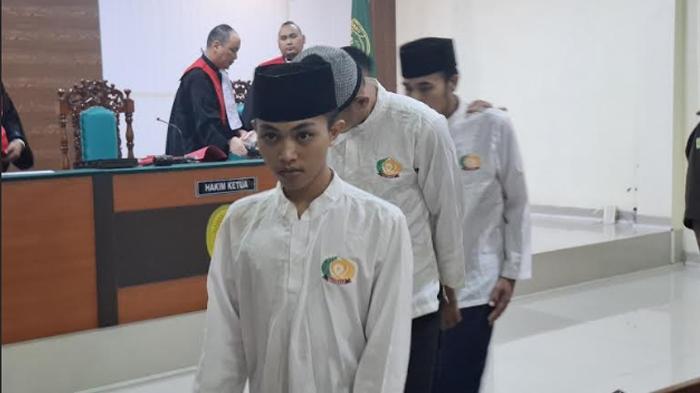 BREAKING NEWS - Tiga Terdakwa Pemerkosa dan Pembunuh Siswi SMA di Jombang Dituntut Hukuman Mati ...