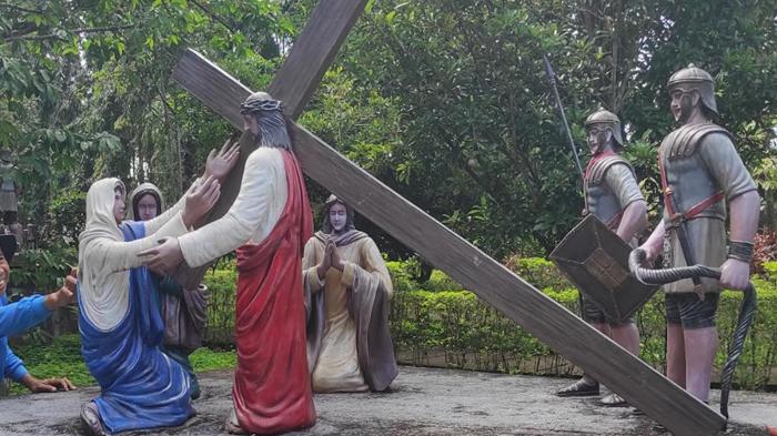 Gua Maria Sendangrejo di Kota Blitar Ramai Pezairah Luar Kota saat ...