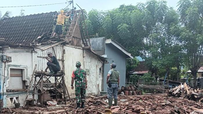 Dua Rumah Warga di Kendit Situbondo Ambruk Akibat Hujan Deras ...