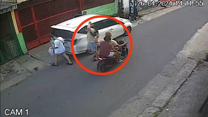 2 Jambret Terekam CCTV Rampas Tas Warga Saat Turun dari Dalam Mobil ...