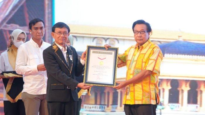 Sosok Ichwan Azhari, Sejarawan Medan yang Koleksi 1.000 Koran Kuno ...