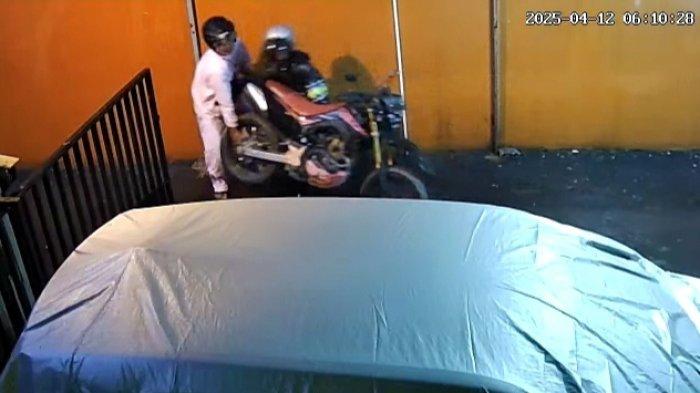Viral Maling Sepeda Motor di Kos-kosan Mahasiswa di Medan Selayang, Aksi Pelaku Terekam CCTV ...