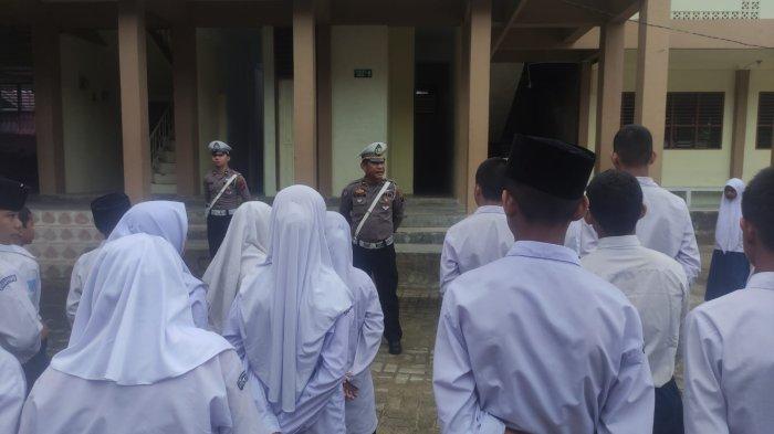 Police Goes To School, Polres Sibolga Ajak Pelajar Tertib Berlalu Lintas - Tribun-medan.com