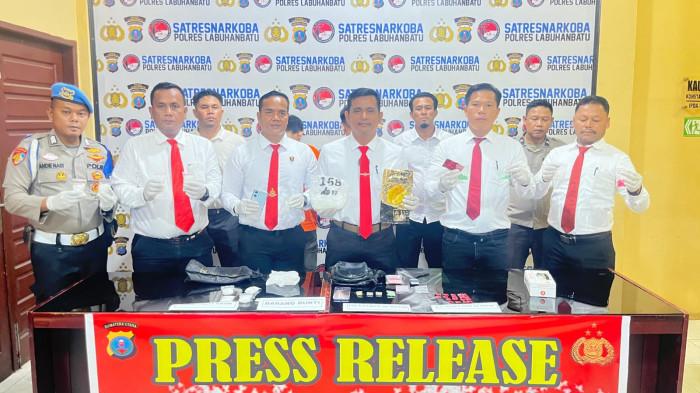 Satresnarkoba Polres Labuhanbatu Bekuk 2 Pengedar, Amankan 712,11 Gram Sabu dan Ratusan Pil ...