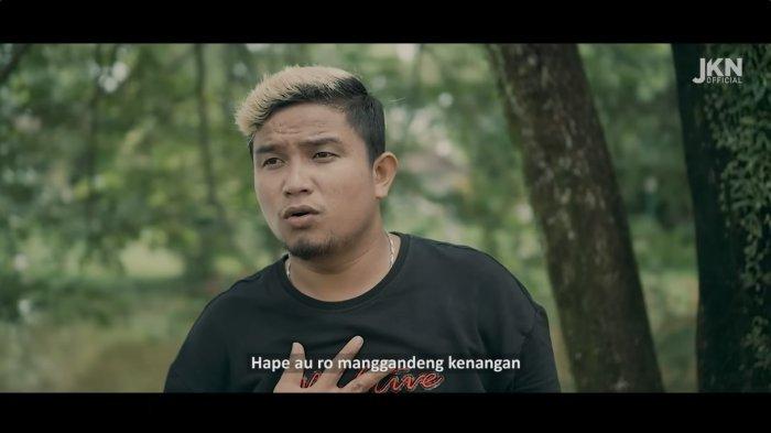 Terjemahan dan Lirik Lagu Batak Manggandeng Kenangan Dipopulerkan Jhon Kenedy Nadeak - Tribun ...