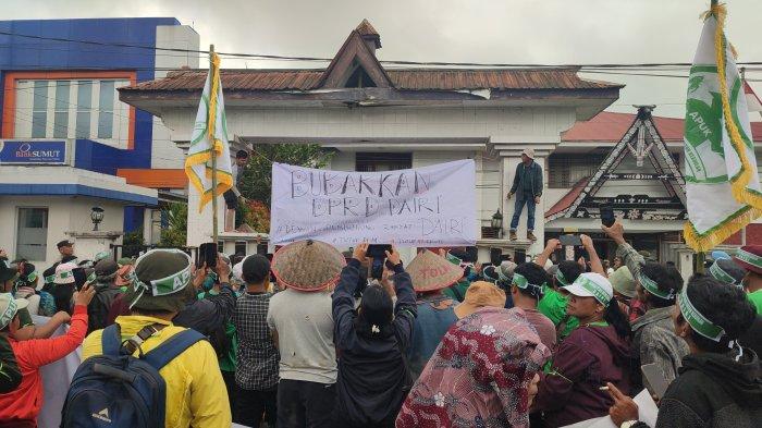 Segel Kantor, Massa APUK Bentangkan Spanduk Bubarkan DPRD Dairi ...